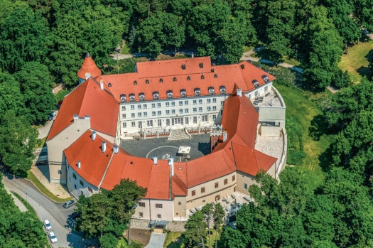 Solve Simak - Zámok Pezinok. jigsaw puzzle online with 40 pieces