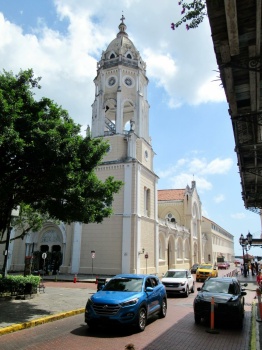 Solve Saint Francis of Assisi Church jigsaw puzzle online with 88 pieces