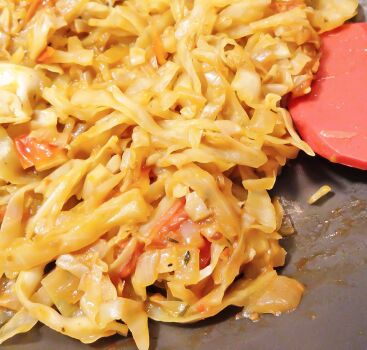 Solve Guyanese Spicy Stewed Cabbage jigsaw puzzle online with 100 pieces