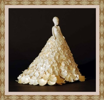 Solve Egg Shell Dress jigsaw puzzle online with 144 pieces