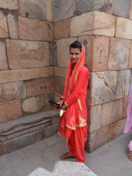 Solve Dívka v tradičním oděvu... Girl in traditional clothing ...