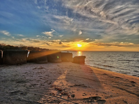 Solve Sunset Beach jigsaw puzzle online with 88 pieces