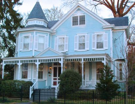 Solve Blue Victorian Home jigsaw puzzle online with 252 pieces
