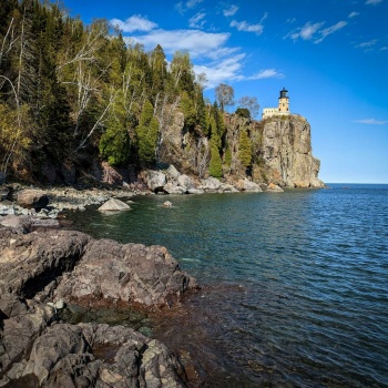 Solve Split Rock Lighthouse jigsaw puzzle online with 100 pieces