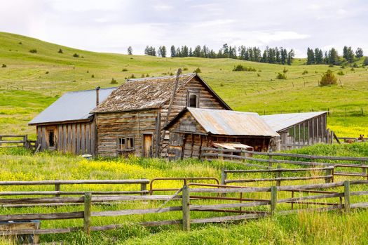 Solve OLD MONTANA RANCH jigsaw puzzle online with 176 pieces