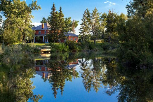 Solve Colonel Walker House, Calgary jigsaw puzzle online with 70 pieces