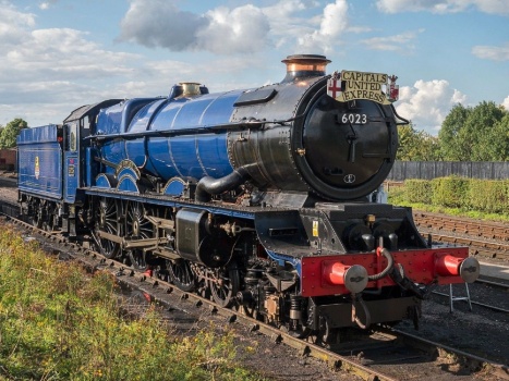 Solve GWR King Class 4-6-0 6023 King Edward II. jigsaw puzzle online with 108 pieces
