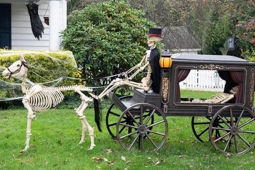 Solve Halloween Dead Wagon jigsaw puzzle online with 150 pieces