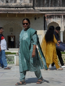 Solve Tradiční oblek žen v Indii... Traditional clothing of women in ...