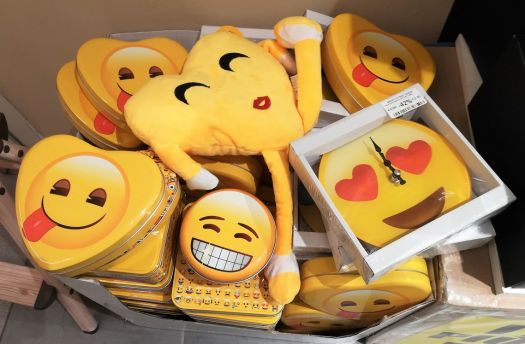 Solve Emoji jigsaw puzzle online with 35 pieces