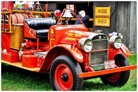 Solve Vintage Fire Engine jigsaw puzzle online with 187 pieces