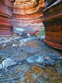 Solve Grand Canyon - Kanab Loop Trail jigsaw puzzle online with 63 pieces