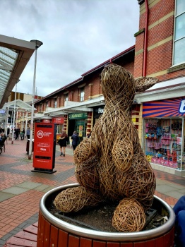 Solve The Wicker Easter Bunny jigsaw puzzle online with 20 pieces