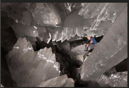 Solve Selenite, Naica cave, Mexico jigsaw puzzle online with 24 pieces