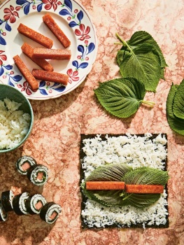 Solve Spam and Perilla Kimbap jigsaw puzzle online with 30 pieces