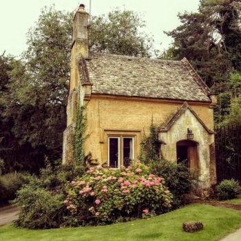 Solve old house jigsaw puzzle online with 144 pieces