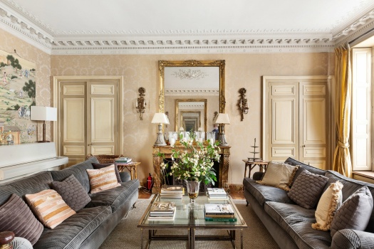 Jigsaw Puzzle | 198 pieces | The living room displays an opulent ...
