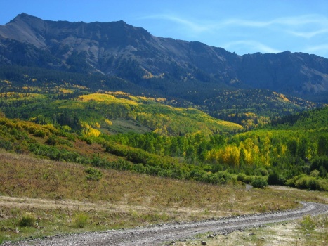 Solve Colorado fall scenery jigsaw puzzle online with 192 pieces