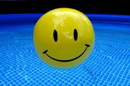 Solve smiley ball jigsaw puzzle online with 96 pieces