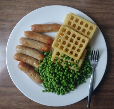 Solve Wobbly food - sausages, potato waffles & peas jigsaw puzzle ...