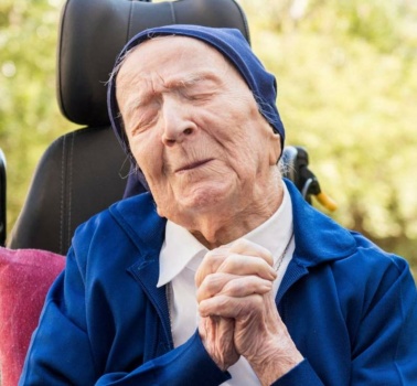 Solve Oldest person Lucille Randon has died jigsaw puzzle online with 9 ...