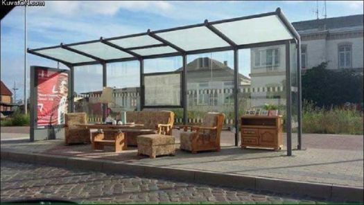 Solve Bus stop jigsaw puzzle online with 18 pieces