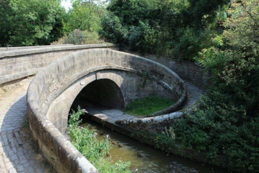 Solve Canal bridge jigsaw puzzle online with 70 pieces