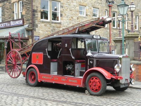Solve 1937 Leyland Cub Fire Tender jigsaw puzzle online with 204 pieces