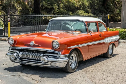 Solve 1957_pontiac_chieftan jigsaw puzzle online with 77 pieces