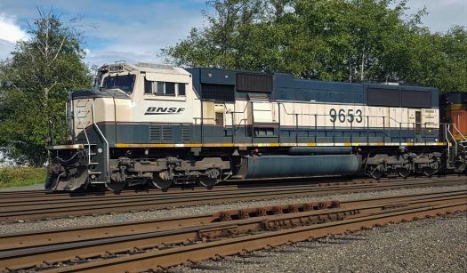 Solve BNSF SD70MAC Executive jigsaw puzzle online with 209 pieces