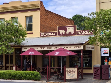 Solve Dunolly Bakery, Vic, Aus jigsaw puzzle online with 99 pieces
