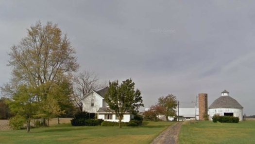 Solve House and Round Barn jigsaw puzzle online with 84 pieces