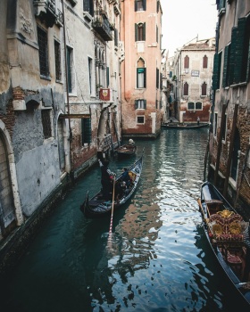 Solve Venice jigsaw puzzle online with 396 pieces