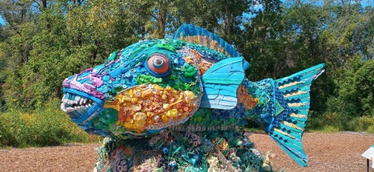 Solve TRASH FISH jigsaw puzzle online with 36 pieces