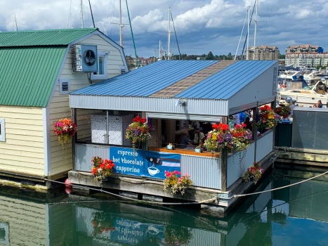 Solve A floating coffee shop at Fisherman's Wharf in Victoria/Un café ...