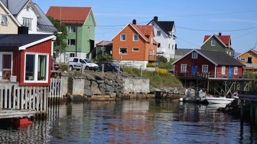 Solve Small port in Iceland. jigsaw puzzle online with 299 pieces