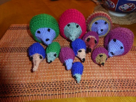 Solve knitted hedgehogs and shrews. jigsaw puzzle online with 154 pieces