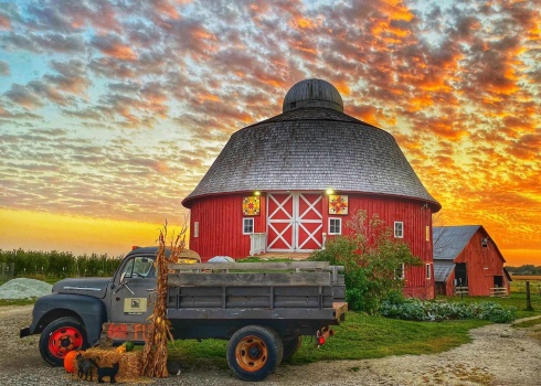 Solve Sunrise at the Red Round Barn.... jigsaw puzzle online with 20 pieces