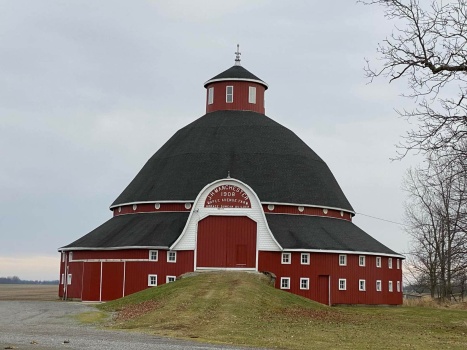 Solve ROUND BARN jigsaw puzzle online with 130 pieces