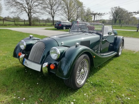 Solve Morgan Roadster jigsaw puzzle online with 300 pieces