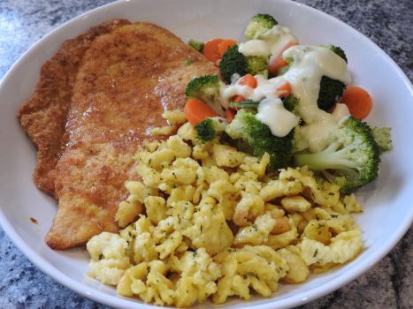 Solve Schnitzel and Spätzle jigsaw puzzle online with 30 pieces