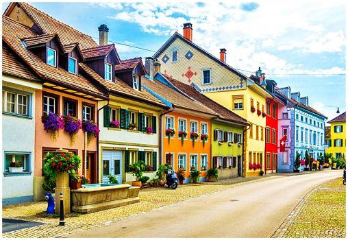 Solve The Colours of Swiss Houses jigsaw puzzle online with 294 pieces