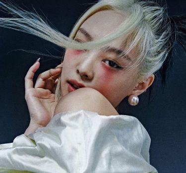 Solve BLACKPINK Jennie jigsaw puzzle online with 49 pieces