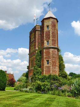 Solve Sissinghurst jigsaw puzzle online with 192 pieces