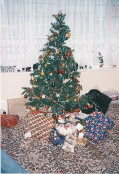 Solve Christmas tree & presents in 1995 (UK) jigsaw puzzle online with ...