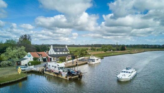 Solve REEDHAM FERRY INN COMPLEX jigsaw puzzle online with 40 pieces