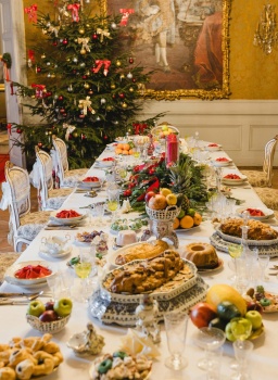 Solve Christmas in the castle jigsaw puzzle online with 48 pieces