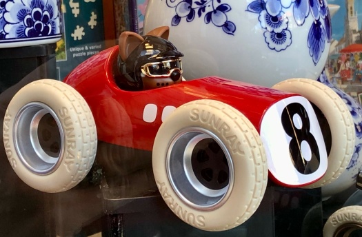 Solve Cat mobile! jigsaw puzzle online with 77 pieces