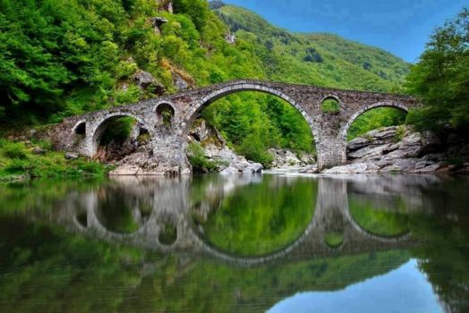 Solve Stone Arch Bridge jigsaw puzzle online with 77 pieces