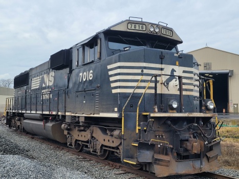 Solve Early morning EMD SD60E jigsaw puzzle online with 154 pieces